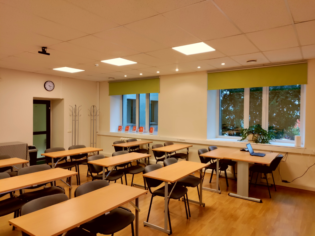 Kinnisvarakooli koolitusklass – kaasaegne ruum koolituste ja seminaride ...